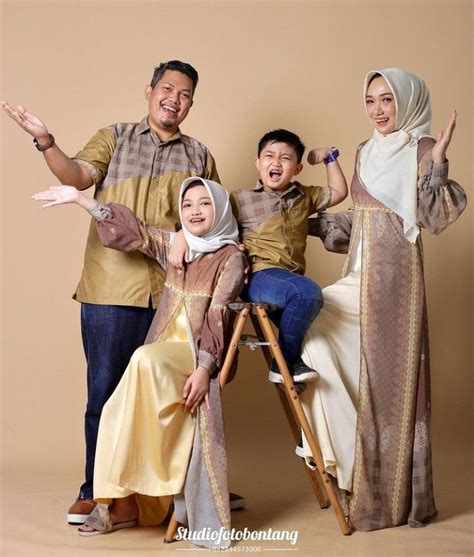 Pin By Hendrik Permana On Foto Keluarga Pakaian Pasangan Foto Keluarga Potret Keluarga