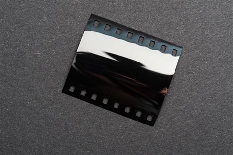 실제 배경 매크로 사진 또는 세부 촬영에 오래 된 35mm 필름 스트립 카메라 필름에 대한 스톡 사진 및 기타 이미지 카메라