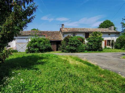 Maison en pierre à finir de rénover avec dépendances Villefagnan
