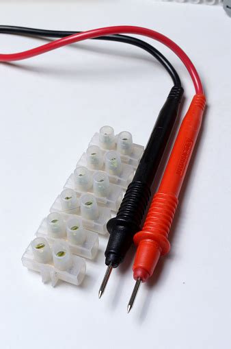 Probe Multimeter Dan Blok Terminal Terletak Pada Latar Belakang Yang