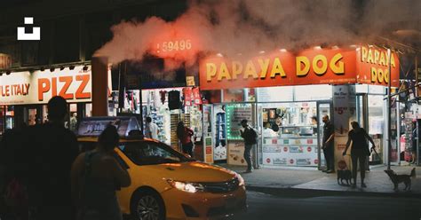 야간에 차량 옆 건물 근처를 걷는 사람들 사진 Unsplash의 무료 자동차 이미지