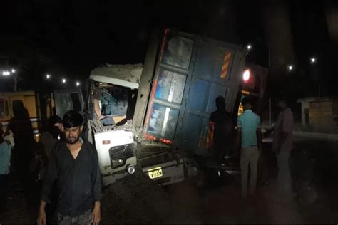 श्रद्धालुओं से भरी बस पर गिट्टी से लदा ट्रक पलटा 11 लोगों की दर्दनाक मौत