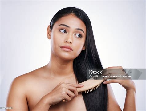 헤어 케어 아름다움 그리고 브라질의 흰색 배경에 브러시 스타일링 고급 살롱 트리트먼트를 한 여성의 얼굴 스타일 이발 라틴계