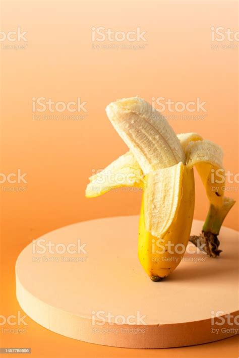 그라데이션이있는 베이지 색 연단에 껍질을 벗긴 바나나 과일 현대 과일 배경입니다 0명에 대한 스톡 사진 및 기타 이미지 0명 과일 노랑 Istock