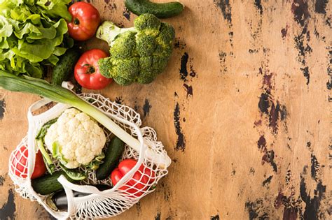 나무 배경에 신선한 다채로운 유기농 야채와 메쉬 면 에코 백의 상단 보기 플랫 레이 가방에 대한 스톡 사진 및 기타 이미지 가방 가정 생활 가정 주방 Istock