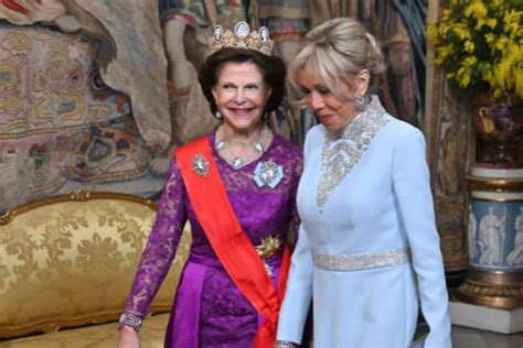 Brigitte Macron En Robe Bleu Layette