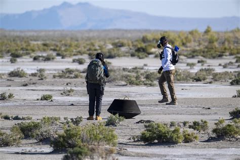 Cápsula Da Nasa Com Amostras De Um Asteroide Aterra No Deserto De Utah