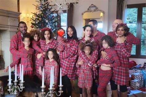 Naomi Campbell Con Sua Figlia E Gli Amici Nella Foto Di Natale Per