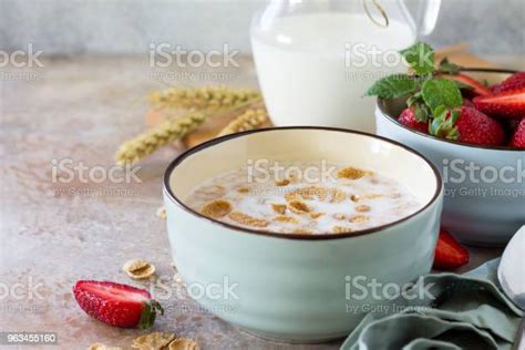 건강 한 아침 식사 클로즈업조각 우유와 신선한 딸기에 돌 또는 슬레이트 배경 전체 곡물 영양 건강의 개념입니다 0명에 대한 스톡