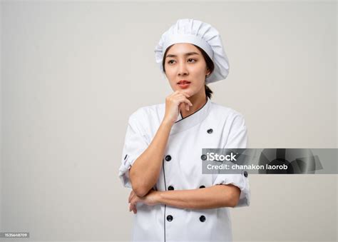 생각 메뉴 고립된 배경에 제복을 입은 젊은 아름다운 아시아 여성 요리사 요리 여자 직업 요리사 또는 제빵사 부엌 레스토랑과