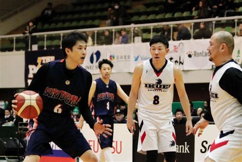 神戸新聞next｜スポーツ｜バスケット男子の育英高と神戸科技高両校obが熱戦