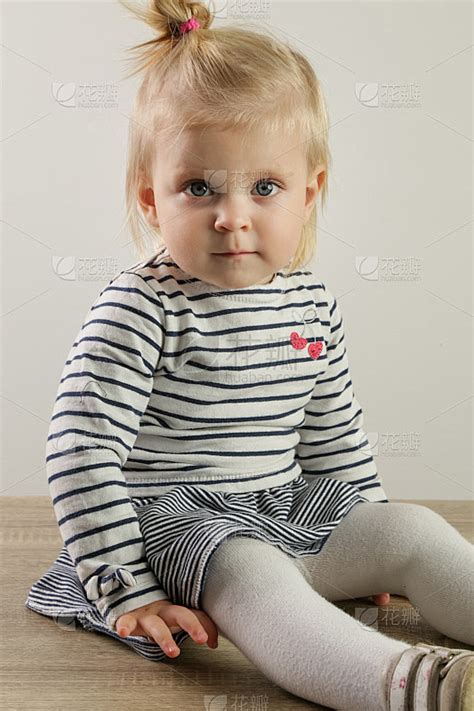 一个可爱的金发碧眼小女孩的近距离摄影肖像