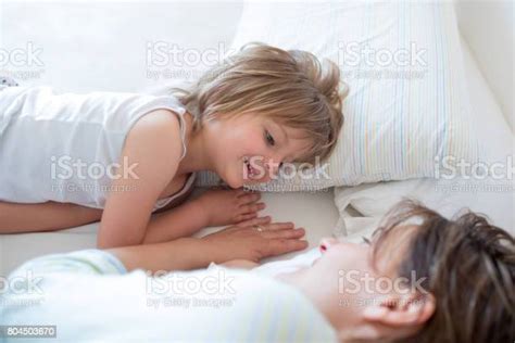 깨어난 침대에서 아침에 함께 행복 한 어머니와 여자 딸 행복 한 편안한 부모 그들의 아이 들과 함께 인생을 즐기는입니다 집에서
