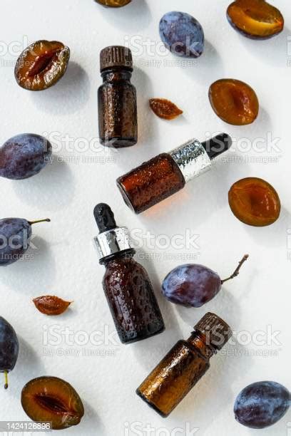 흰색 배경에 구덩이가있는 화장품을위한 매실 오일 자두와 건강을위한 본질 건강관리와 의술에 대한 스톡 사진 및 기타 이미지