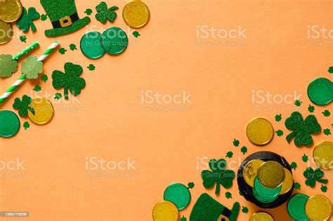 금화 클로버 샴록 잎 금 냄비 오렌지 배경에 레프레바운 모자가 있는 세인트 패트릭데이 배너 플랫 레이 상단 보기 세인트 패트릭의