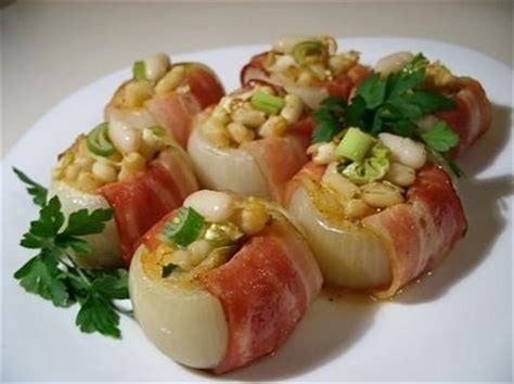 Пълнен лук с ориз и домати Български Фермер