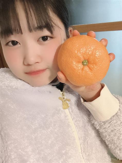 天野夏希 On Twitter こんばんなっちゃん🍊🍬 見て〜！！ おっきいみかん🍊 みかん選ぶ時おっきいの選びたくなっちゃう笑笑 Cheerzczp