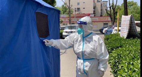 聋哑老人变身社区大白抗疫没有旁观者 新京报快评 疫情 新京报 新冠肺炎 新浪新闻