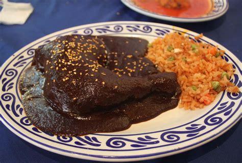 Rinden honor al Mole Poblano platillo que representa a México en el