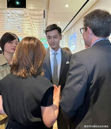 胡歌伦敦活动生图，一身西装，帅气依旧！ 搜狐大视野 搜狐新闻