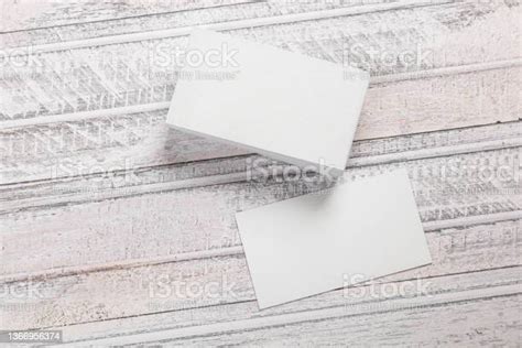 명함 비어 있습니다 회색 나무 배경에 모형 텍스트공간을 복사합니다 개체 그룹에 대한 스톡 사진 및 기타 이미지 개체 그룹