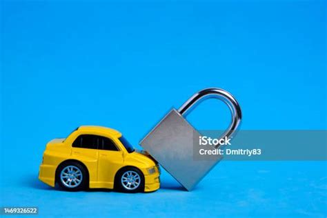 장난감 자동차와 파란색 배경에 잠겨 판매 및 구매 자동차와 움직임을 금지하는 개념 가격에 대한 스톡 사진 및 기타 이미지