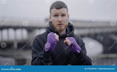 Entrenamiento De Boxeadores En La Ciudad Metrajes Vídeo de retroceso