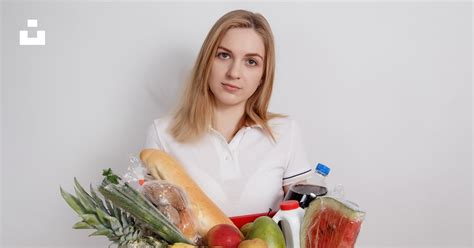 흰색 긴 소매 셔츠를 입은 여자는 과일과 함께 빨간 플라스틱 바구니를 들고 있다 사진 Unsplash의 무료 사람의 이미지