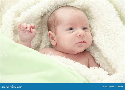 Bebé Desnudo Adorable Con Los Ojos Azules Mintiendo Encendido Imagen