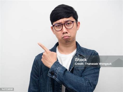 안경 청바지 셔츠 슬픔 감정 포인트 손가락 고립을 입은 초상화 남자 30 34세에 대한 스톡 사진 및 기타 이미지 30 34