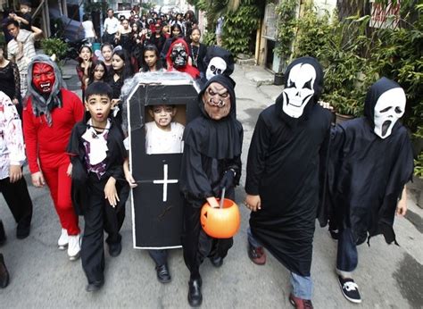 In Noaptea De Octombrie Sarbatorim Halloween Ul Sarbatoarea Dovlecilor Luminosi Si A