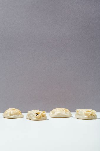 회색 미니멀리즘에 고기 토마토 허브 소스 후추 완두콩을 곁들인 만티 0명에 대한 스톡 사진 및 기타 이미지 0명 감자 요리