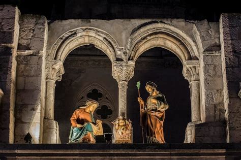 Escena del pesebre navideño con figurillas que incluyen a jesús maría y