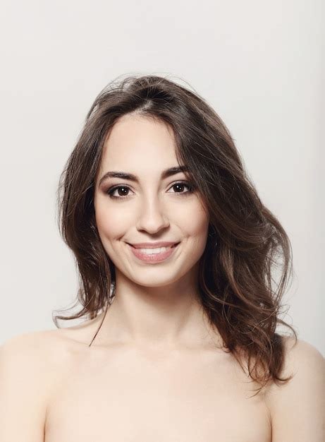 Belle Fille Posant Photo Gratuite