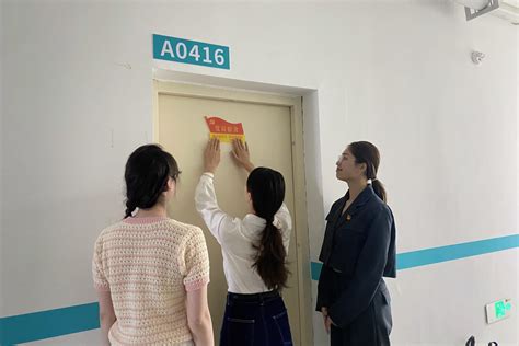 【我为师生办实事】守初心、亮身份、树标杆、做表率——外贸与外语学院党总支开展学生党员宿舍挂牌活动 桂林信息科技学院