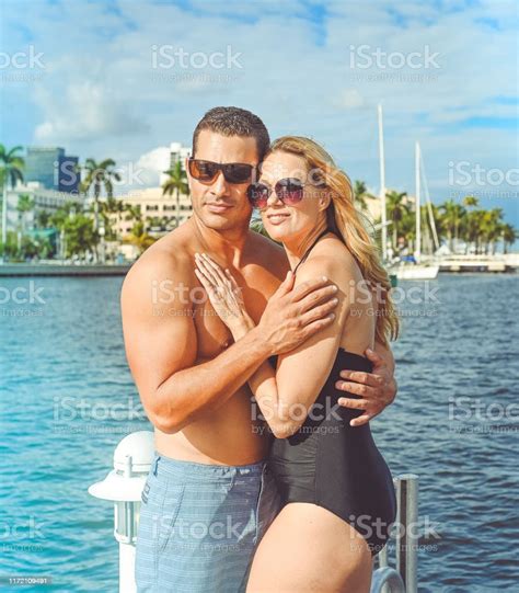바다 고급 스러움과 목가적 인 위치에 선착장에 수영복을 입은 아름다운 성인 커플 2명에 대한 스톡 사진 및 기타 이미지 2명 관능 금발 머리 Istock