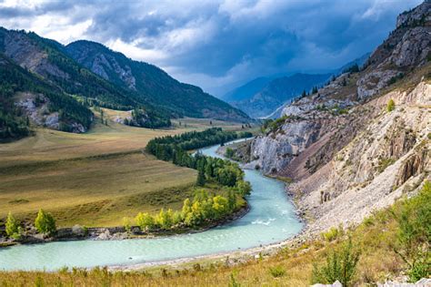 チュヤ川とアルタイ山脈の景色アルタイ共和国シベリアロシア アルタイ共和国のストックフォトや画像を多数ご用意 アルタイ共和国 アルタイ