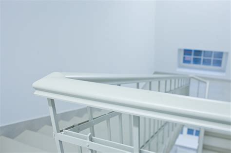 비즈니스 센터 오피스 빌딩의 내부 만든 흰색 문 사다리 대리석 엘리베이터 엘리베이터 로프트와 홀 0명에 대한 스톡 사진 및 기타