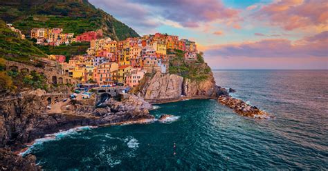 Manarola 마을 친퀘테레 국립공원의 인기 유럽 이탈리아 관광지 유네스코 세계문화유산 리구리아 이탈리아 일몰 사진 Unsplash의 개념 이미지
