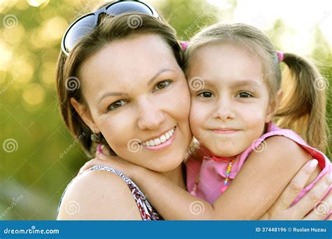 Bambina Con Sua Madre Su Una Passeggiata Fotografia Stock Immagine Di