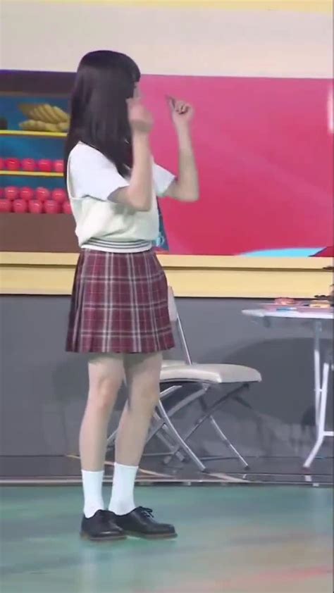贺峻霖女装直拍，这腿就算是个女孩子也得感叹一声羡慕吧新浪新闻