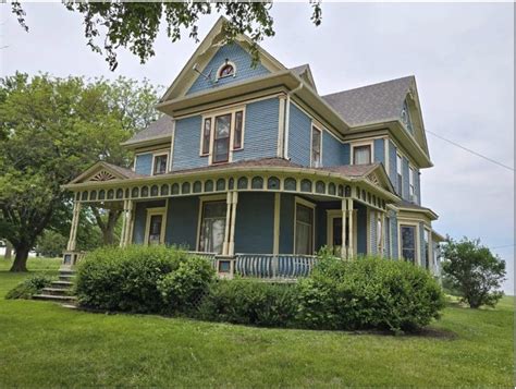 C 1900 Iowa Victorian Farmhouse For Sale On 17 Acres 389 000 Country
