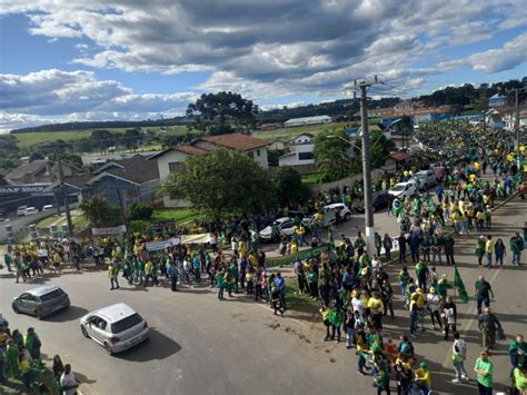 Apoiadores de Bolsonaro manifestam em frente ao batalhão em Lages veja