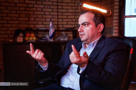 خبرآنلاین تصاویر ژست‌های جالب سیامک قاسمی در حین مصاحبه با خبرآنلاین در کافه خبر