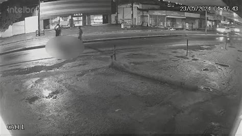 Vídeo Mostra Homem Sendo Assassinado A Pedradas No Meio Da Rua Duas