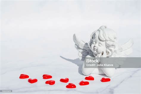 귀여운 천사 흰색 대리석 배경에 하트 사랑의 주제입니다 발렌타인 데이 휴일 엽서 0명에 대한 스톡 사진 및 기타 이미지 0명