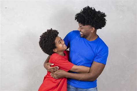 Afro Pai E Filho Negro Sobre Fundo Cinza Sorrindo E Feliz Papai Afro