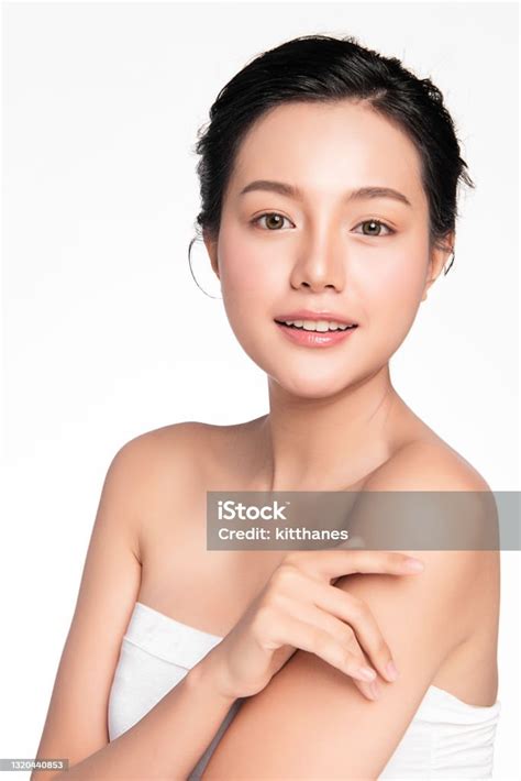 흰색 배경에 깨끗한 신선한 피부를 가진 아름다운 젊은 아시아 여성 얼굴 관리 얼굴 치료 화장품 아름다움과 스파 아시아 여성