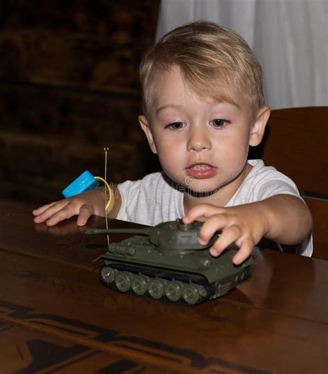Un Niño Europeo De 3 Años De Edad Juega La Guerra Con Un Modelo De
