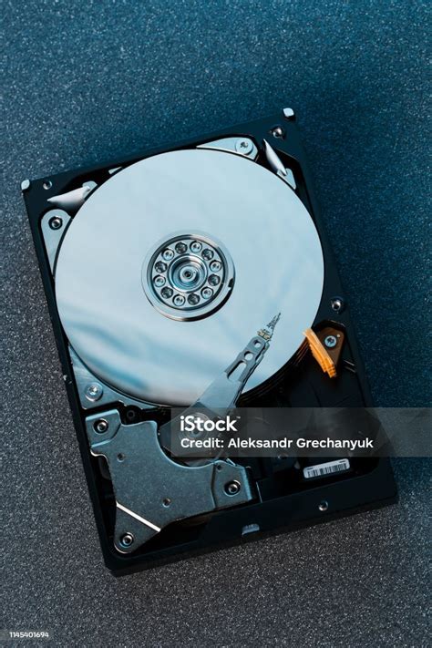 컴퓨터에서 분리 된 하드 드라이브 거울 효과와 Hdd는 컴퓨터 Hdd에서 하드 드라이브를 열었다 거울 효과와 컴퓨터 Pc의 일부 깨짐에 대한 스톡 사진 및 기타 이미지